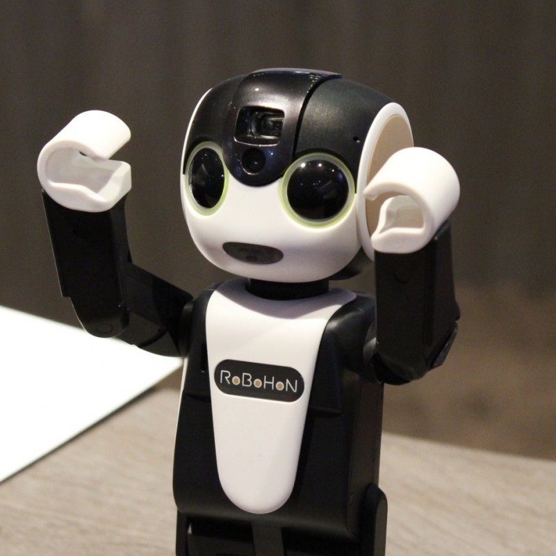 Když je telefon robotem: Robohon na MWC 2016 (video) | mobilenet.cz