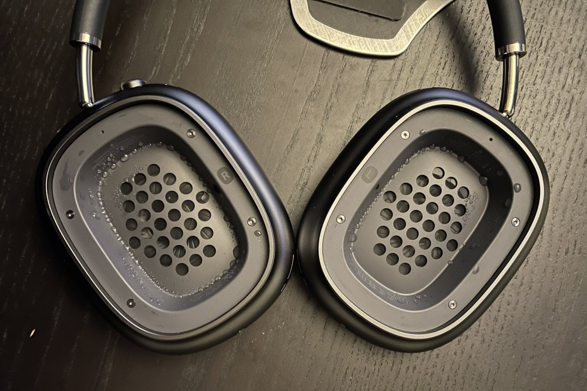 Sluchátka Apple AirPods Max mají problém. Objevuje se v nich voda ...