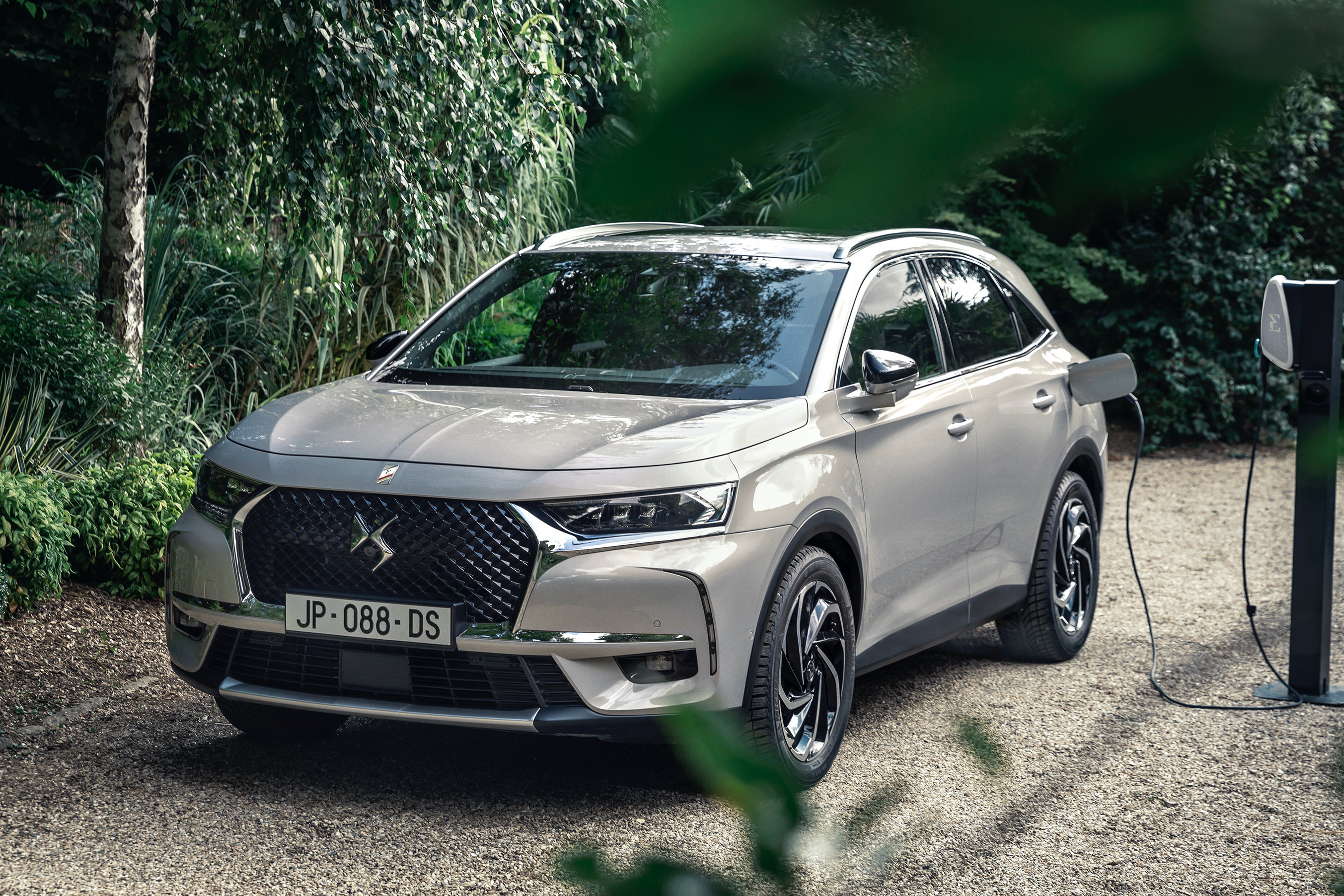 DS 7 Crossback E-TENSE 4x4 výbava a cena | fDrive.cz