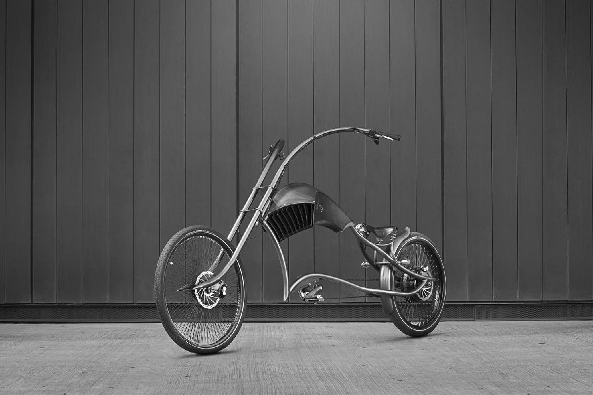 Je to chopper, elektrokolo i elektromotorka, co jezdí a vypadá báječně ...