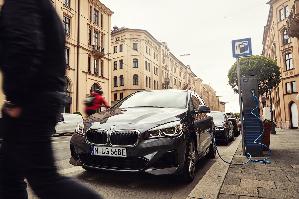 Rodinné BMW 225xe dostalo facelift. Nyní si troufne o dost dál na ...