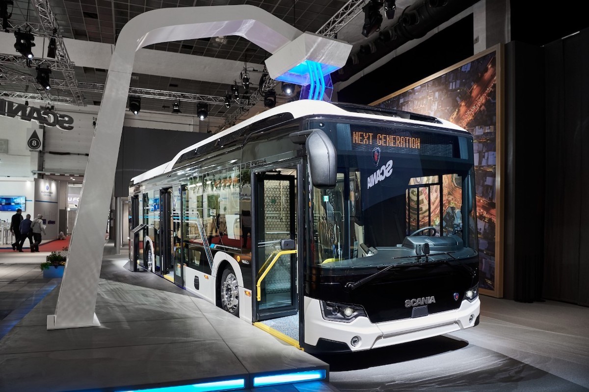 Scania má nový elektrobus. Je určený do města a umí se nabíjet i přes ...
