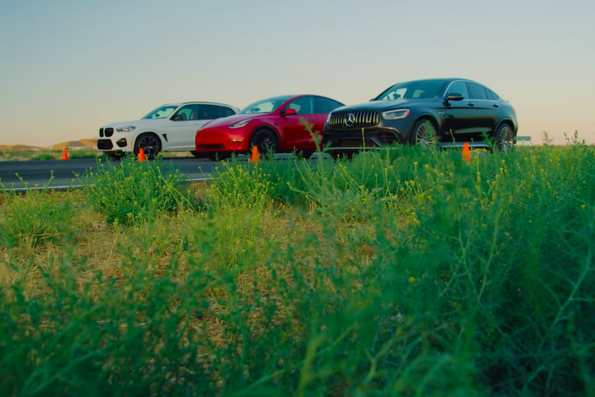 Sprint Tesly Model Y Performance vs. BMW X3 M a Mercedes GLC AMG ...
