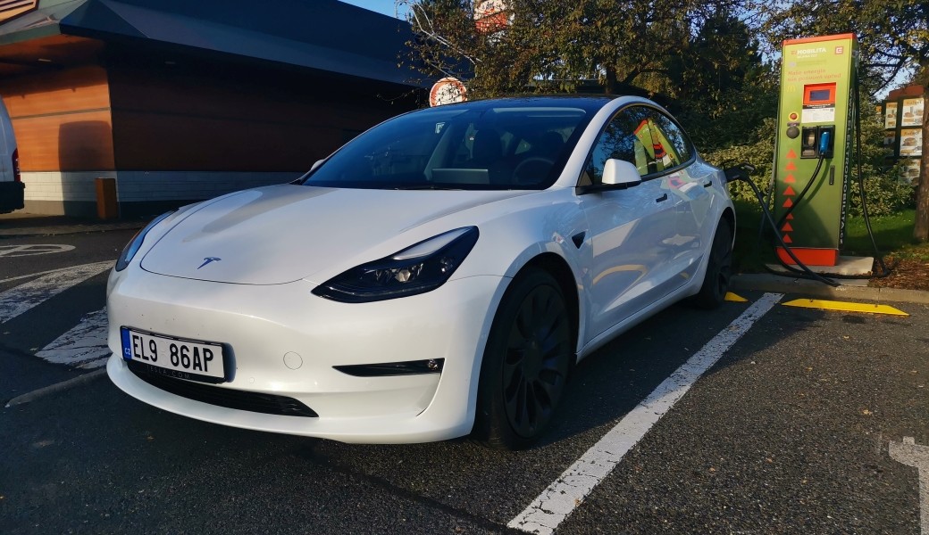 Test Tesla Model 3 Performance na dálnici. Příběh o efektivitě ...