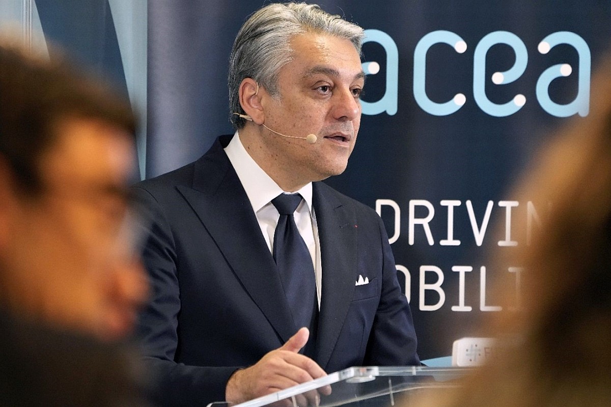 Šéf Renaultu nečekaně rezignuje. De Mea láká móda místo motorů | fDrive.cz