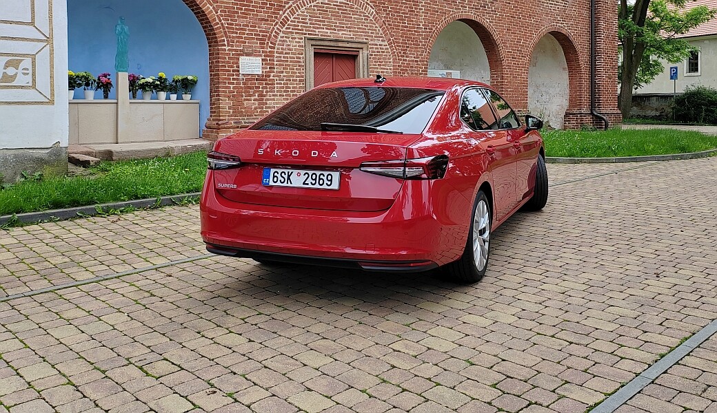 Test Škoda Superb mezi kolonádami – První jízdní dojmy | fDrive.cz