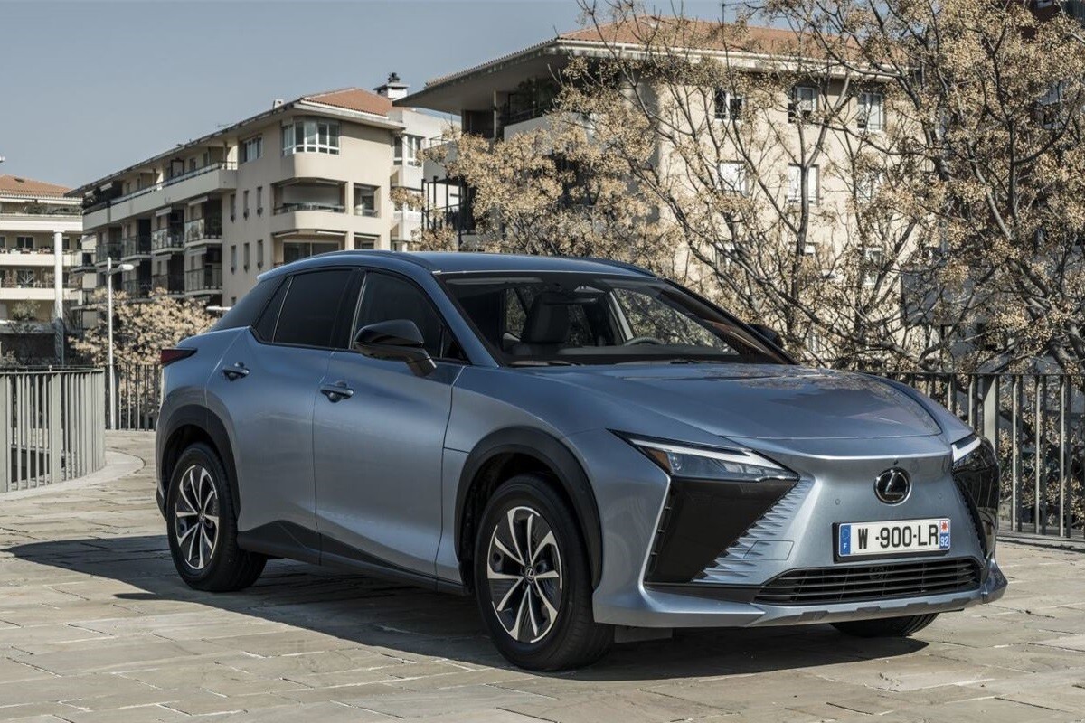 Lexus RZ 300e přijel na český trh. Za vyšší dojezd si účtuje skoro 1,5 ...