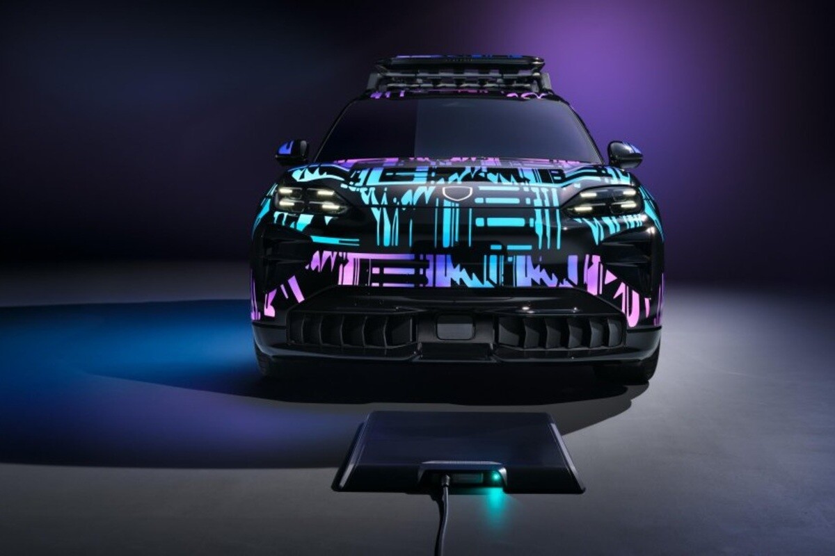 Porsche bez kabelu. Cayenne si energii natáhne bezdrátově z podlahy ...