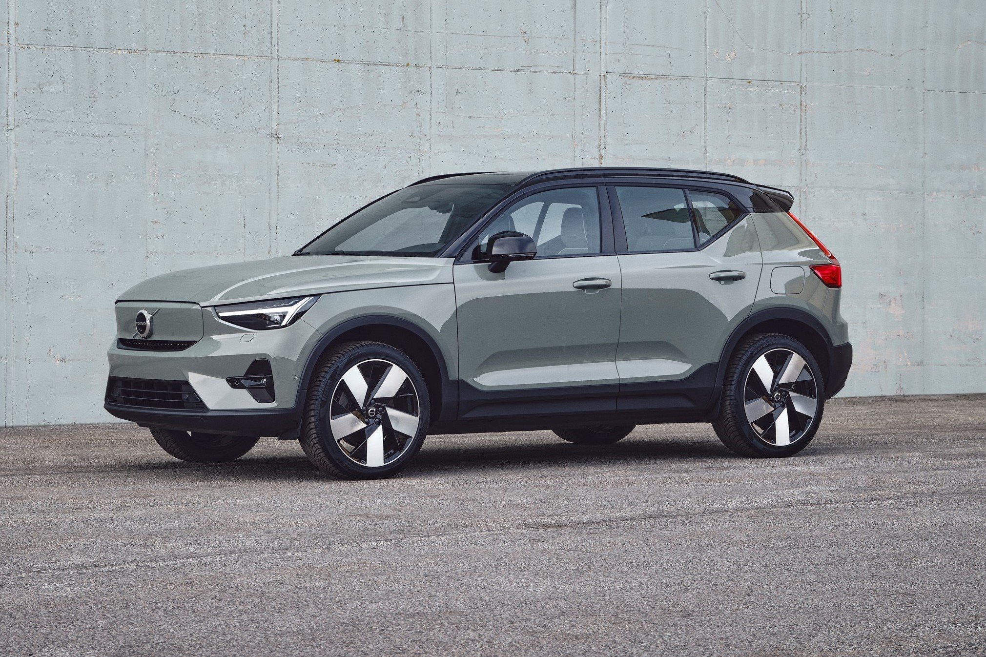 Specifikace Volvo XC40 Recharge T4 FDrive cz
